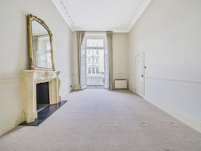 2 Bedrooms Flat for Rent in Gloucester Road | Foxtons