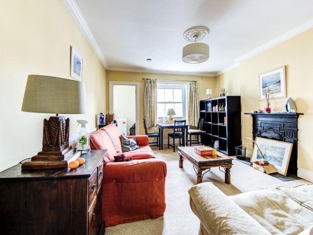 2 Bedrooms Flat for Rent in Gloucester Road | Foxtons