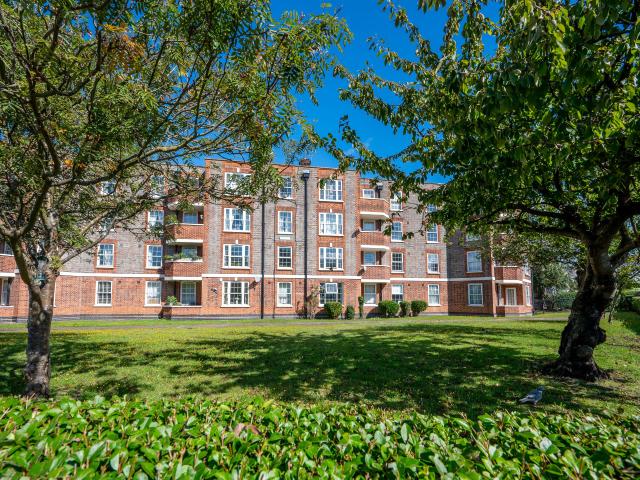 2 Bedrooms Flat for Rent in Grand Drive | Foxtons