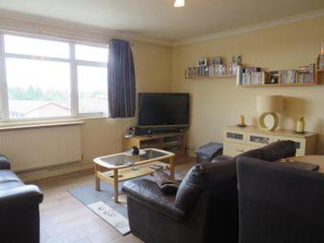 2 Bedrooms Flat for rent in Grand Drive, London SW20