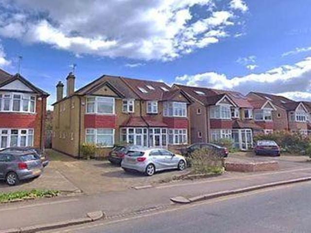 2 Bedrooms Flat for rent in Grand Drive, London SW20