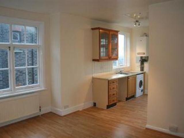 2 Bedrooms Flat for rent in Grange Road, London SE25