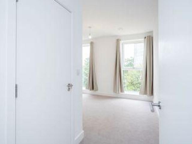 2 Bedrooms Flat for rent in Granta Court, London W3