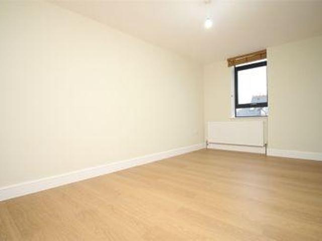 2 Bedrooms Flat for rent in Granville Place, High Road, London N12