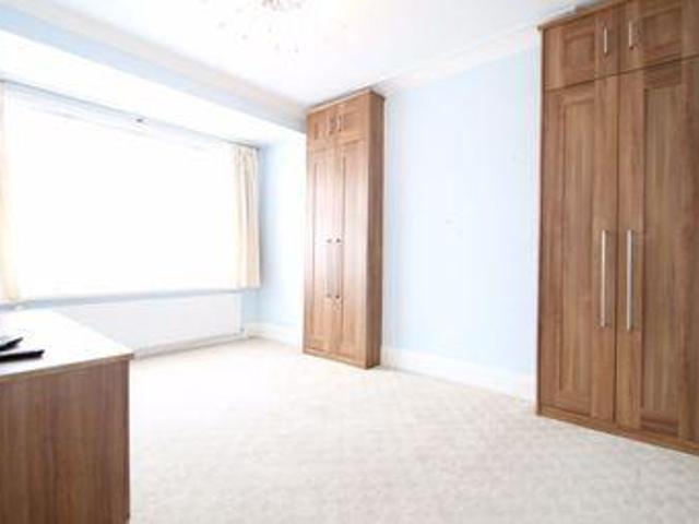 2 Bedrooms Flat for rent in Granville Road, London N12