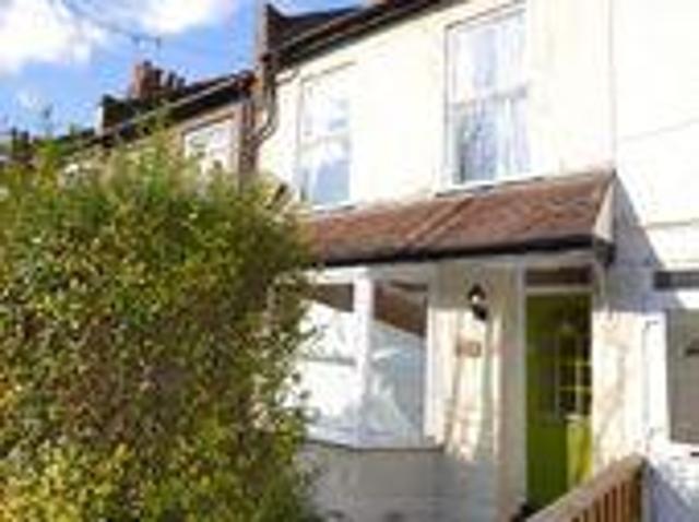 2 Bedrooms Flat for rent in Granville Road, London E17