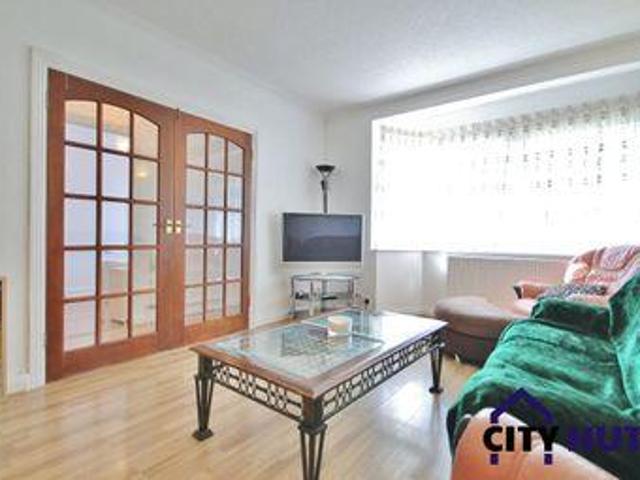 2 Bedrooms Flat for rent in Graywood Court, London N12