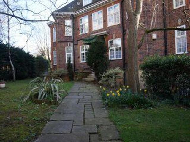 2 Bedrooms Flat for rent in Great North Road, London N2
