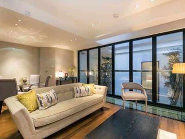 2 Bedrooms Flat for rent in Great Portland Street, London W1W