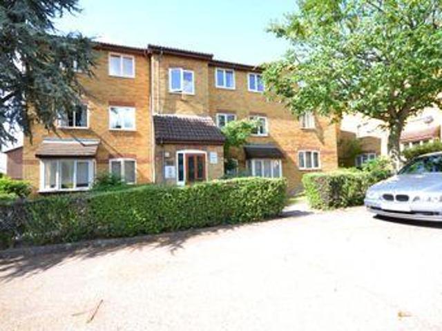 2 Bedrooms Flat for rent in Greenway Close, Friern Barnet N11