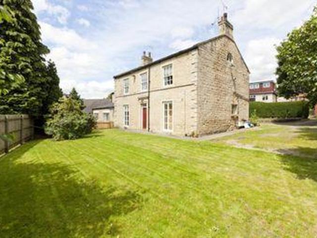 2 Bedrooms Flat for rent in Green Crescent, Leeds LS6