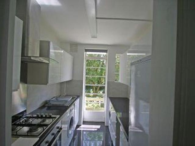 2 Bedrooms Flat for rent in Green Lanes, London N21