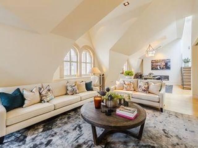 2 Bedrooms Flat for rent in Green Street, London W1K