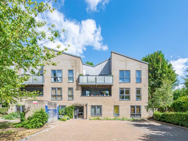 2 Bedrooms Flat for Rent in Greenbanks Close | Foxtons