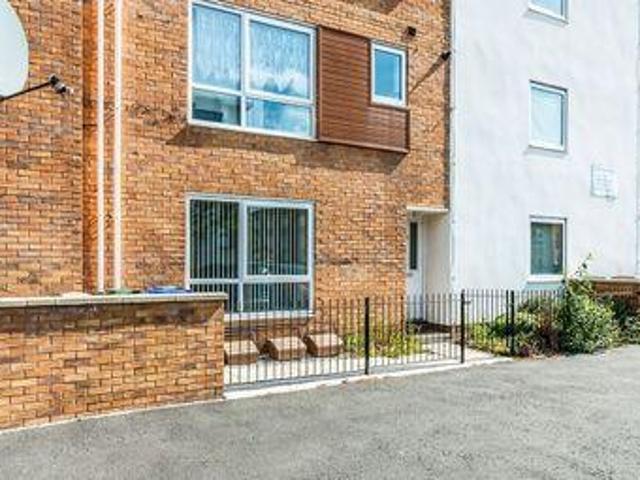2 Bedrooms Flat for rent in Greengage, Manchester M13