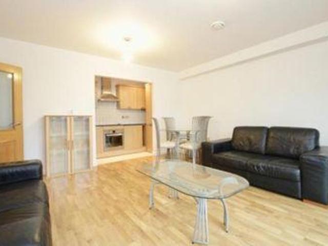 2 Bedrooms Flat for rent in Greens End, London SE18
