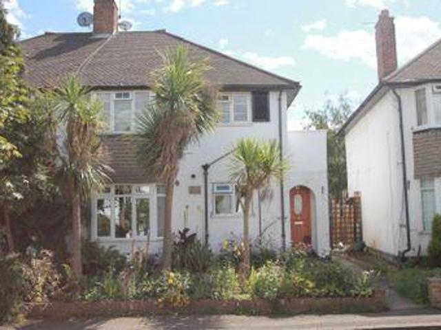 2 Bedrooms Flat for rent in Grove Close, Kingston Upon Thames KT1
