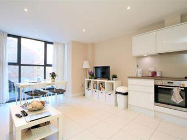 2 Bedrooms Flat for rent in Grove Crescent, Kingston Upon Thames KT1