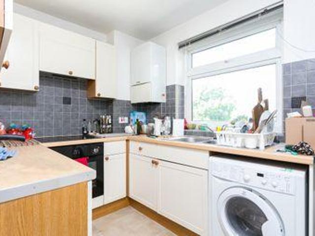 2 Bedrooms Flat for rent in Grove Hill, London E18