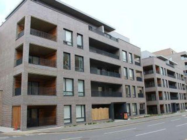 2 Bedrooms Flat for rent in Grove Park, London NW9