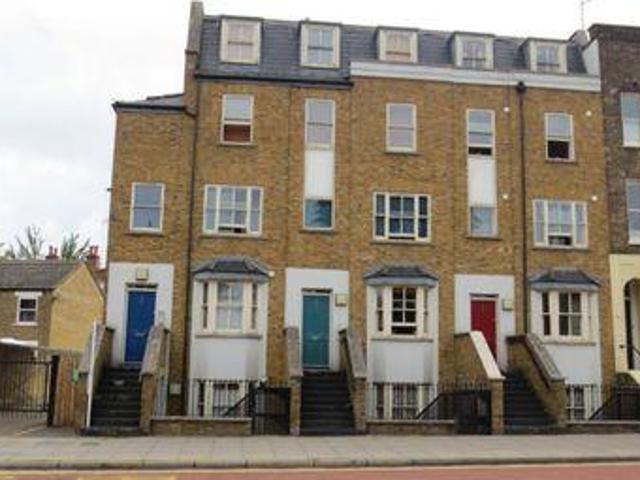2 Bedrooms Flat for rent in Grove Road, London E3