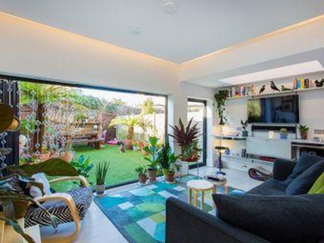2 Bedrooms Flat for rent in Gunnersbury Lane, London W3