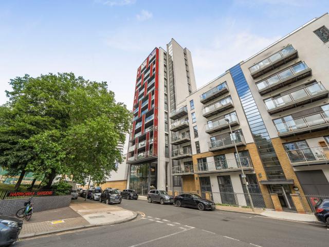 2 Bedrooms Flat for Rent in Gwynne Road | Foxtons
