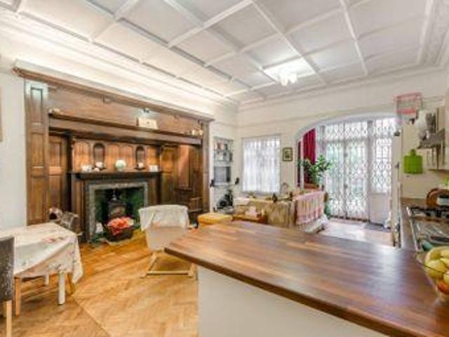 2 Bedrooms Flat for rent in Gwendolen Avenue, Putney, London SW15