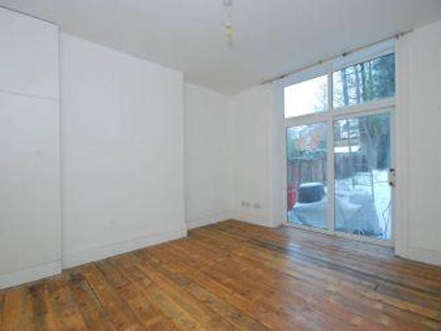 2 Bedrooms Flat for rent in Dollis Road, Finchley N3