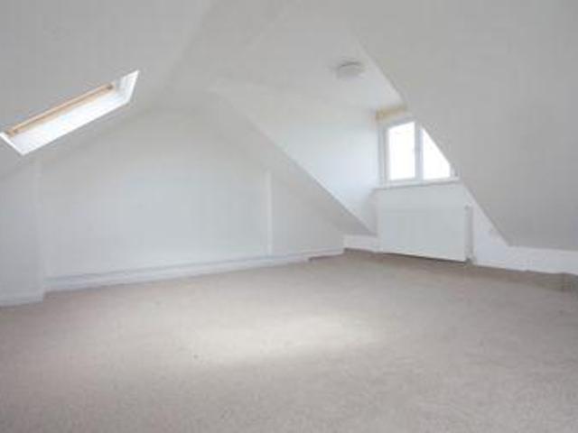 2 Bedrooms Flat for rent in Donnybrook Road, London SW16