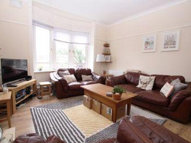 2 Bedrooms Flat for rent in Dorchester Avenue, Glasgow G12
