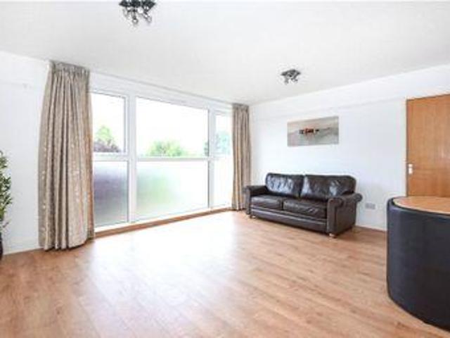 2 Bedrooms Flat for rent in Dormans Close, Northwood, Middlesex HA6