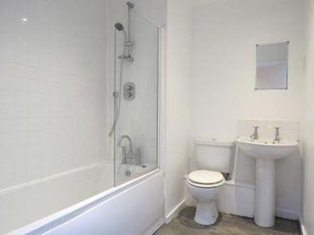2 Bedrooms Flat for rent in Dornton Road, South Croydon CR2