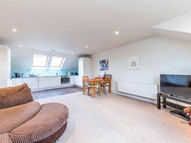 2 Bedrooms Flat for rent in Dairy Mews, East Finchley, London N2