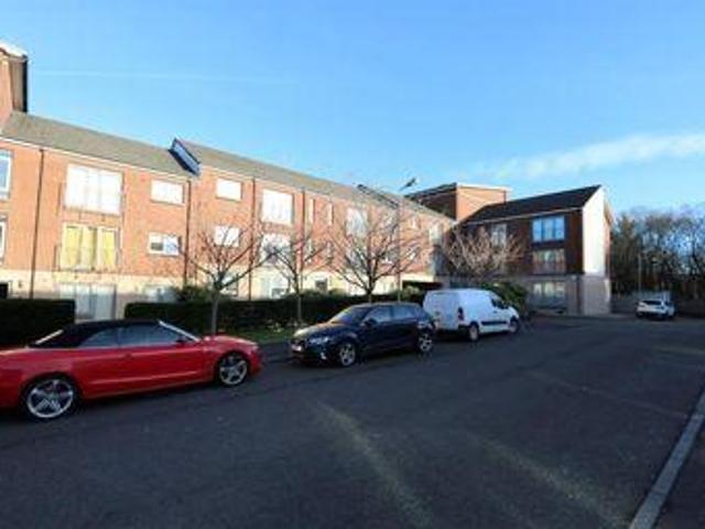 2 Bedrooms Flat for rent in Dalsholm Place, Glasgow G20