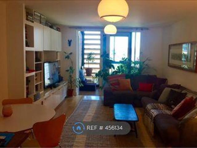 2 Bedrooms Flat for rent in Dalston Square, London E8
