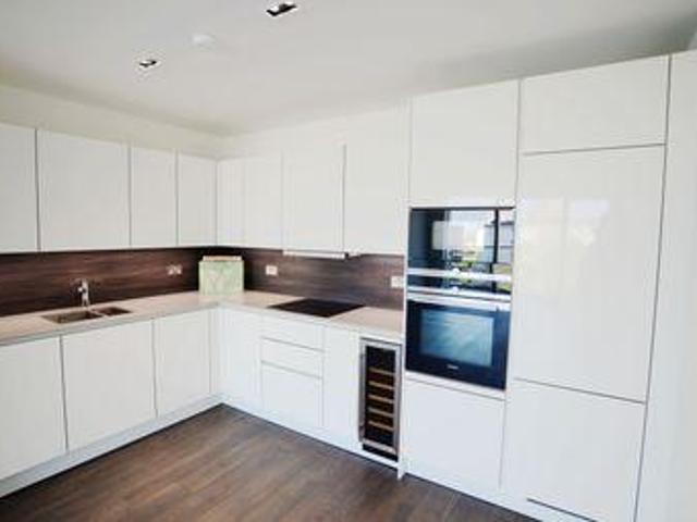 2 Bedrooms Flat for rent in Devan Grove, London N4