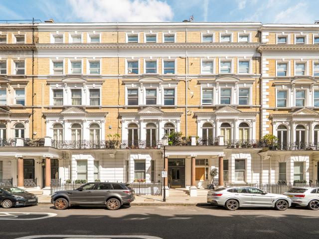 2 Bedrooms Flat for Rent in De Vere Gardens | Foxtons