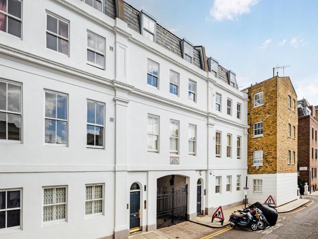 2 Bedrooms Flat for Rent in De Vere Mews | Foxtons
