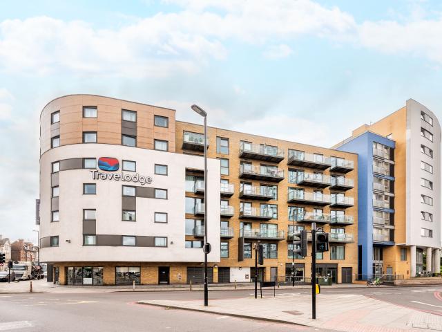 2 Bedrooms Flat for Rent in Deals Gateway | Foxtons
