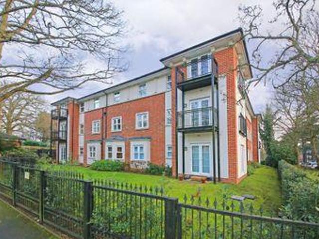 2 Bedrooms Flat for rent in Dell Court, Green Lane, Northwood HA6