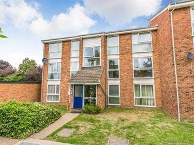 2 Bedrooms Flat for rent in Dellow Close, Lynn Road IG2