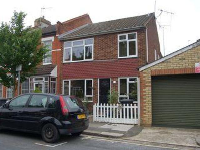 2 Bedrooms Flat for rent in Derby Avenue, North Finchley, London N12