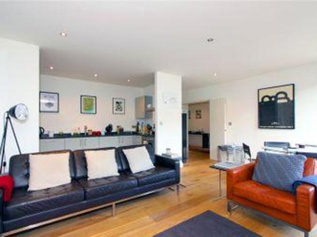 2 Bedrooms Flat for rent in Dereham Place, London EC2A