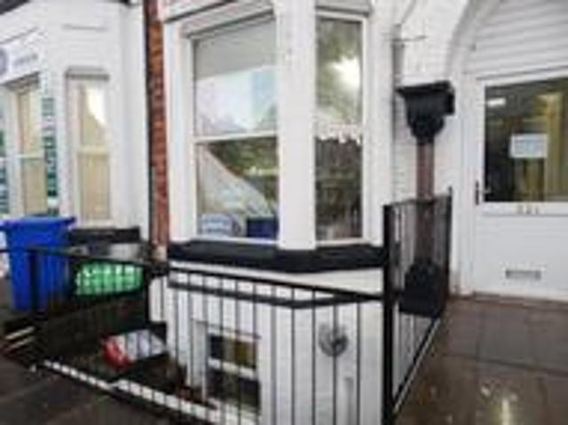 2 Bedrooms Flat for rent in Dickenson Road, Manchester M13