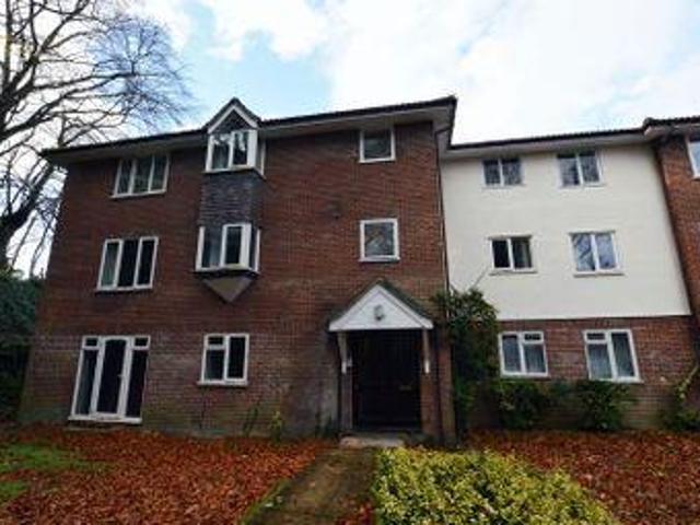 2 Bedrooms Flat for rent in Dickers Lane, Alton GU34