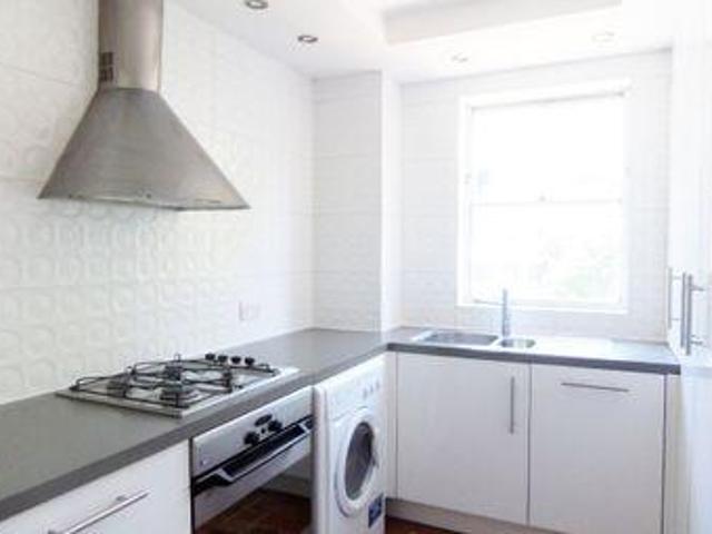 2 Bedrooms Flat for rent in Dingwall Road, Croydon CR0