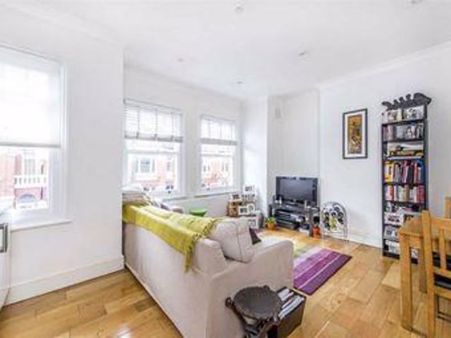 2 Bedrooms Flat for rent in Dinsmore Road, London SW12