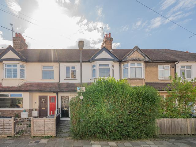 2 Bedrooms Flat for Rent in Dinton Road | Foxtons