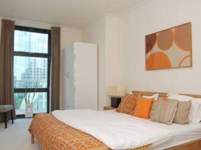 2 Bedrooms Flat for rent in Discovery Dock West, South Quay Square, Canary Wharf, London E14